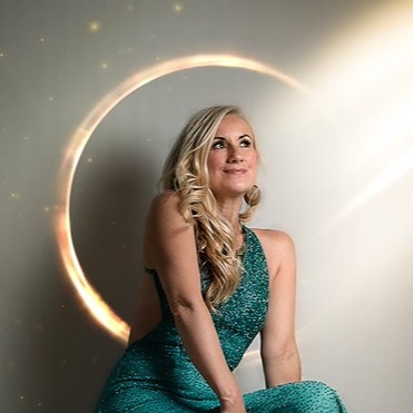 Holly Hamel, Psychic Medium | Instagram, Facebook | Linktree