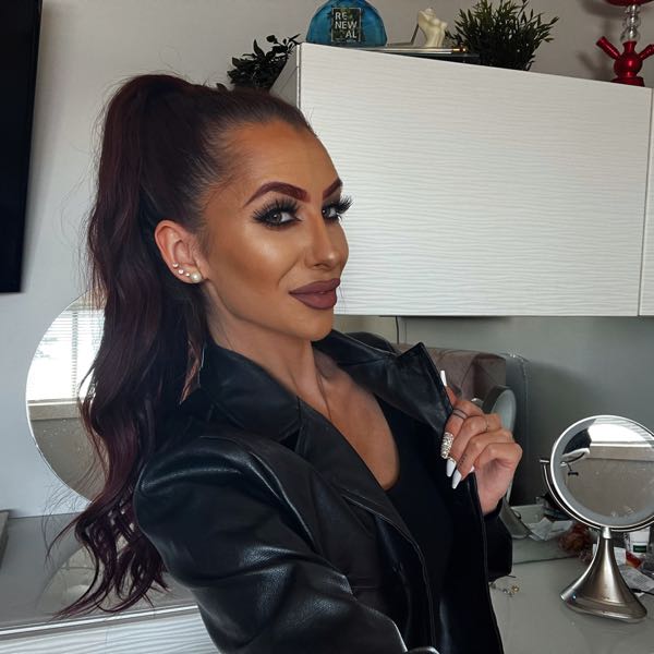 Jessica Haluschak | Instagram, TikTok | Linktree