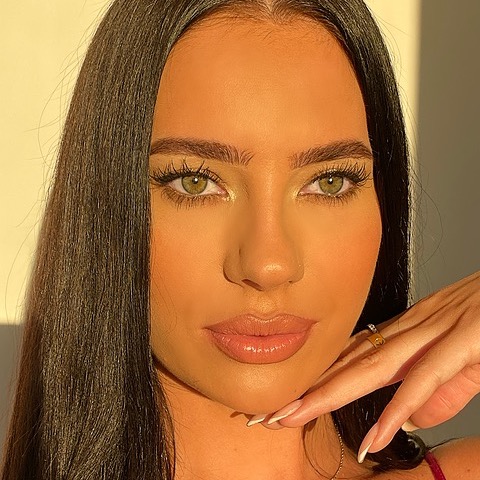 Laura Badura | Instagram, TikTok | Linktree