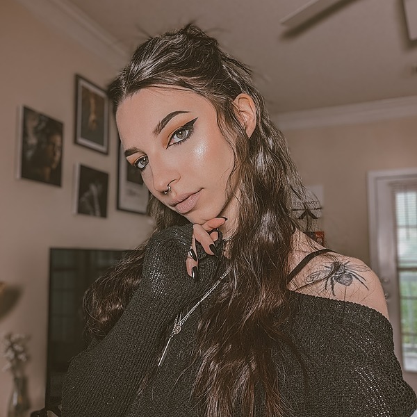 sailorbeeee | Twitter, Instagram, TikTok, Twitch | Linktree