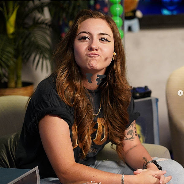 itzjanina | Twitter, Instagram, TikTok, Twitch | Linktree