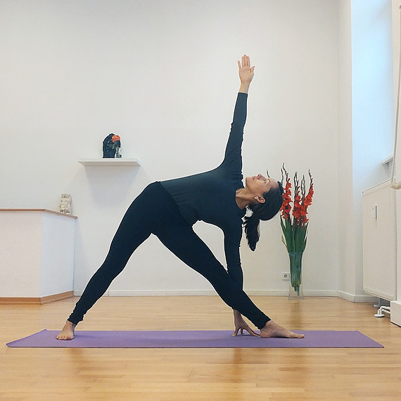 Claudia | Yoga Instructor | Instagram, Facebook | Linktree