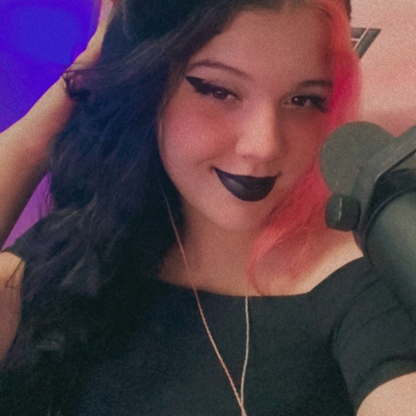 Nesmiee (Ella) | Twitter, Instagram, TikTok, Twitch | Linktree