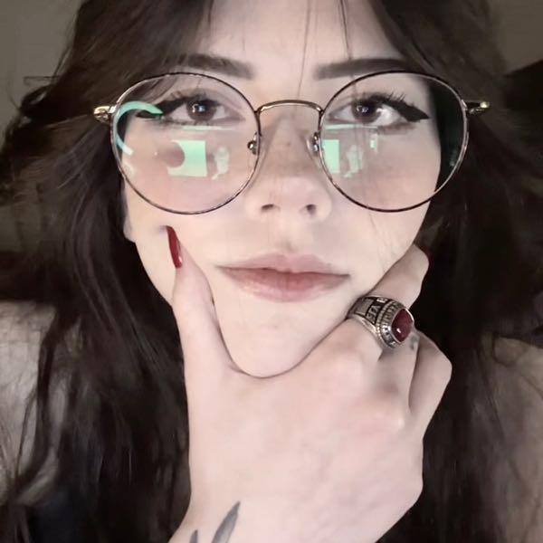 violet martinez | Twitter, Instagram, TikTok, Twitch | Linktree