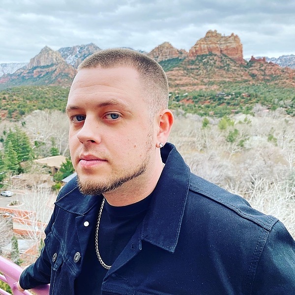 L V | Instagram | Linktree