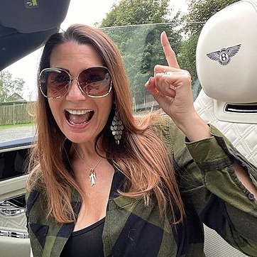 Vikki Thomas | Instagram, Facebook | Linktree