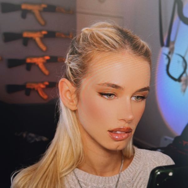 Rachel Kay | Twitter, Instagram, TikTok, Twitch | Linktree