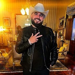 Marco Robles | Instagram, Facebook | Linktree