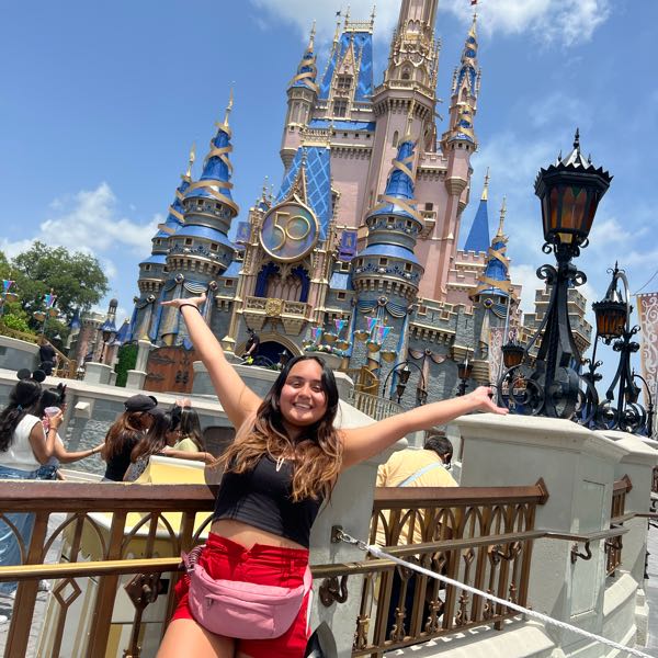 Isabella📚 | Instagram, TikTok | Linktree