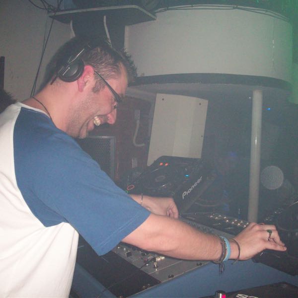 DJ Robin Chappell | Twitter, Instagram, Facebook | Linktree