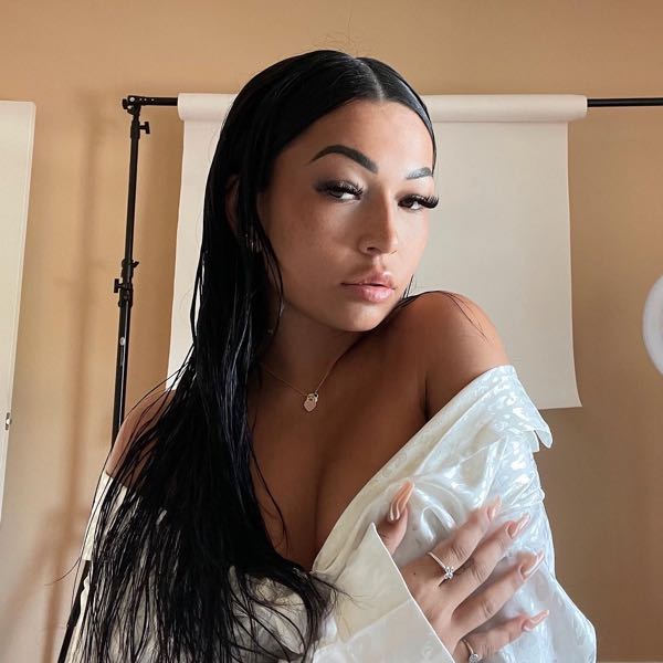 Kassandra Amber | Instagram, TikTok | Linktree