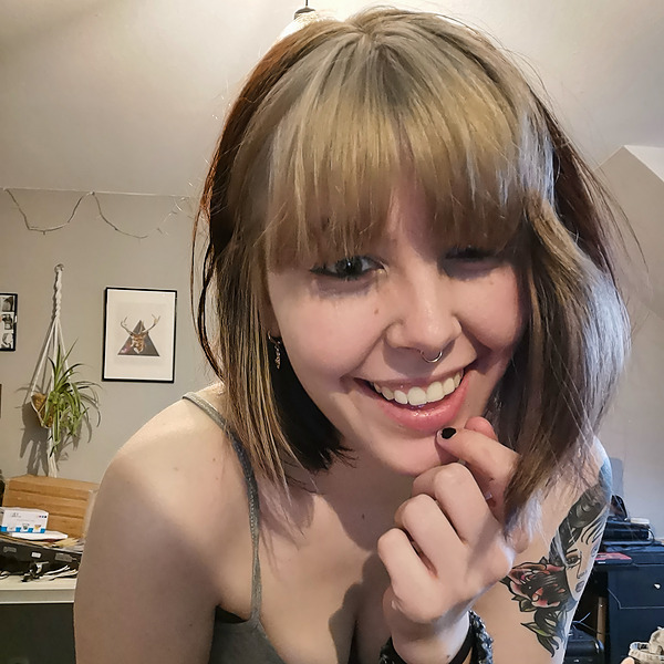 estherzimtstern | Twitter, Instagram, TikTok, Twitch | Linktree