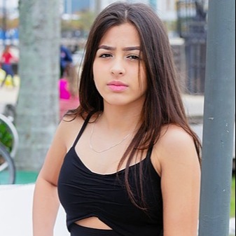 F L A V I A | Twitter, Instagram, Facebook | Linktree