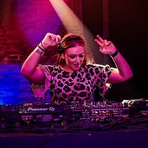 DJ Vicki Scott | Twitter, Instagram, Facebook | Linktree