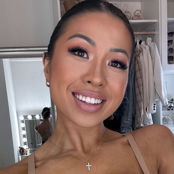 Corrie Lomax | Instagram, TikTok | Linktree