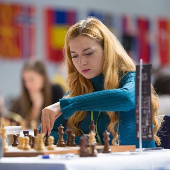 Laura Unuk | Twitter, Instagram, YouTube, Twitch | Linktree