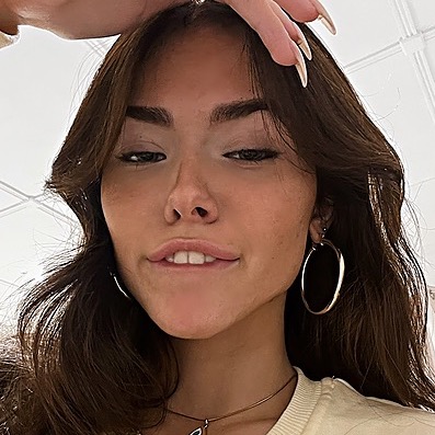 clarissabea | Twitter, Instagram, TikTok, Twitch | Linktree