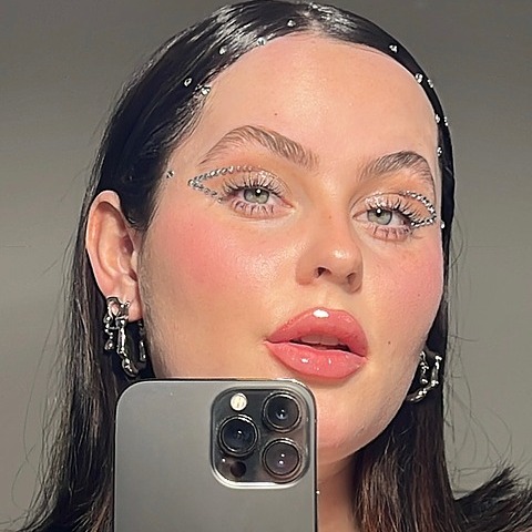 isabelle | Instagram, TikTok | Linktree