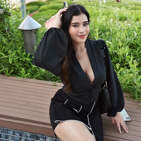 Christie Dewi Twitter Instagram Facebook Linktree